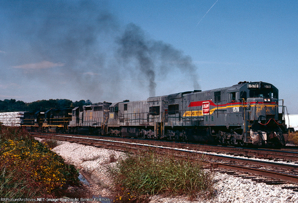 Seaboard System U30C #1578 leads a train at Tilford Yard